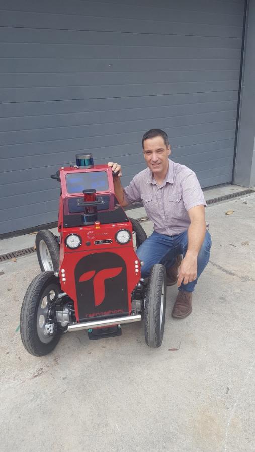 Benjamin Talon. Le patron de Soben assemble un robot dans son atelier ...